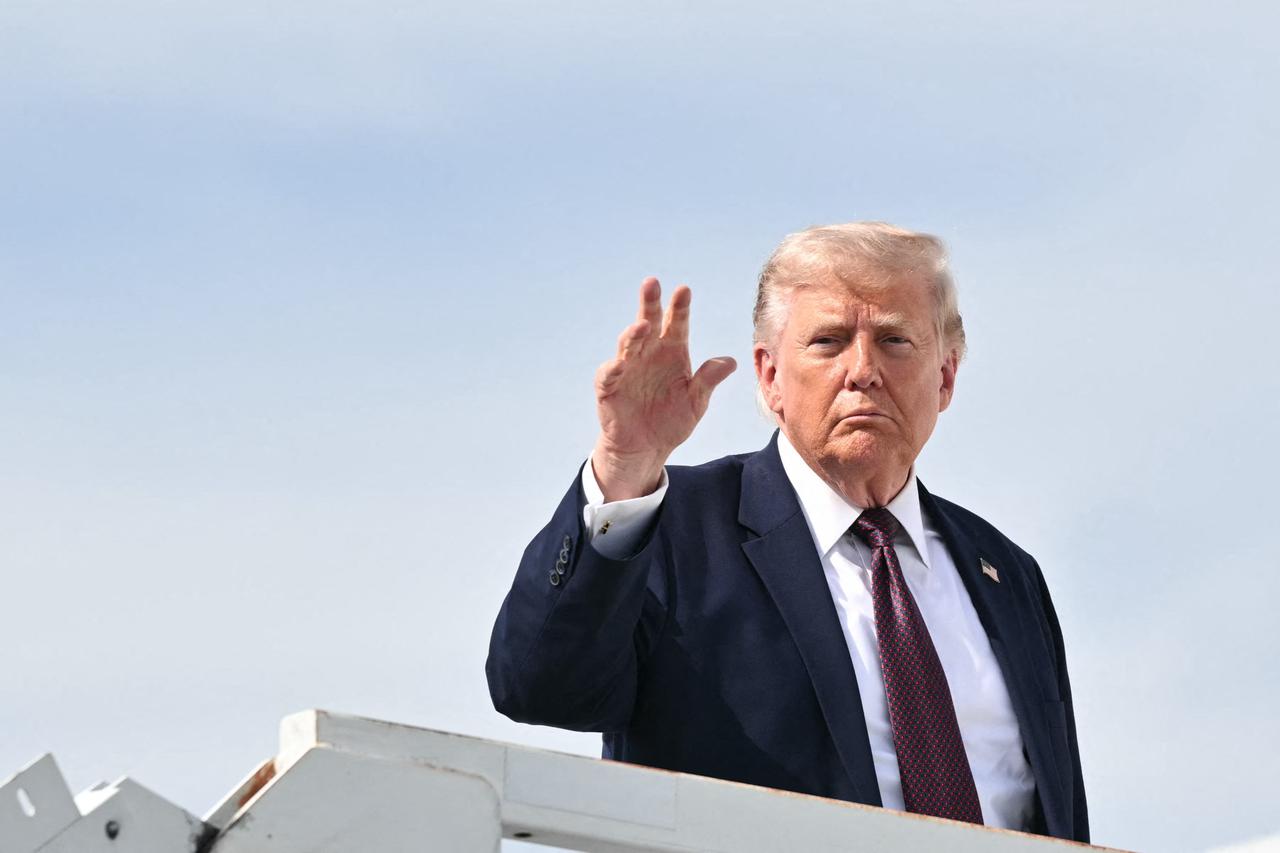 Few in US back Iran war as Trump approval hits term low: Poll - Türkiye ...
